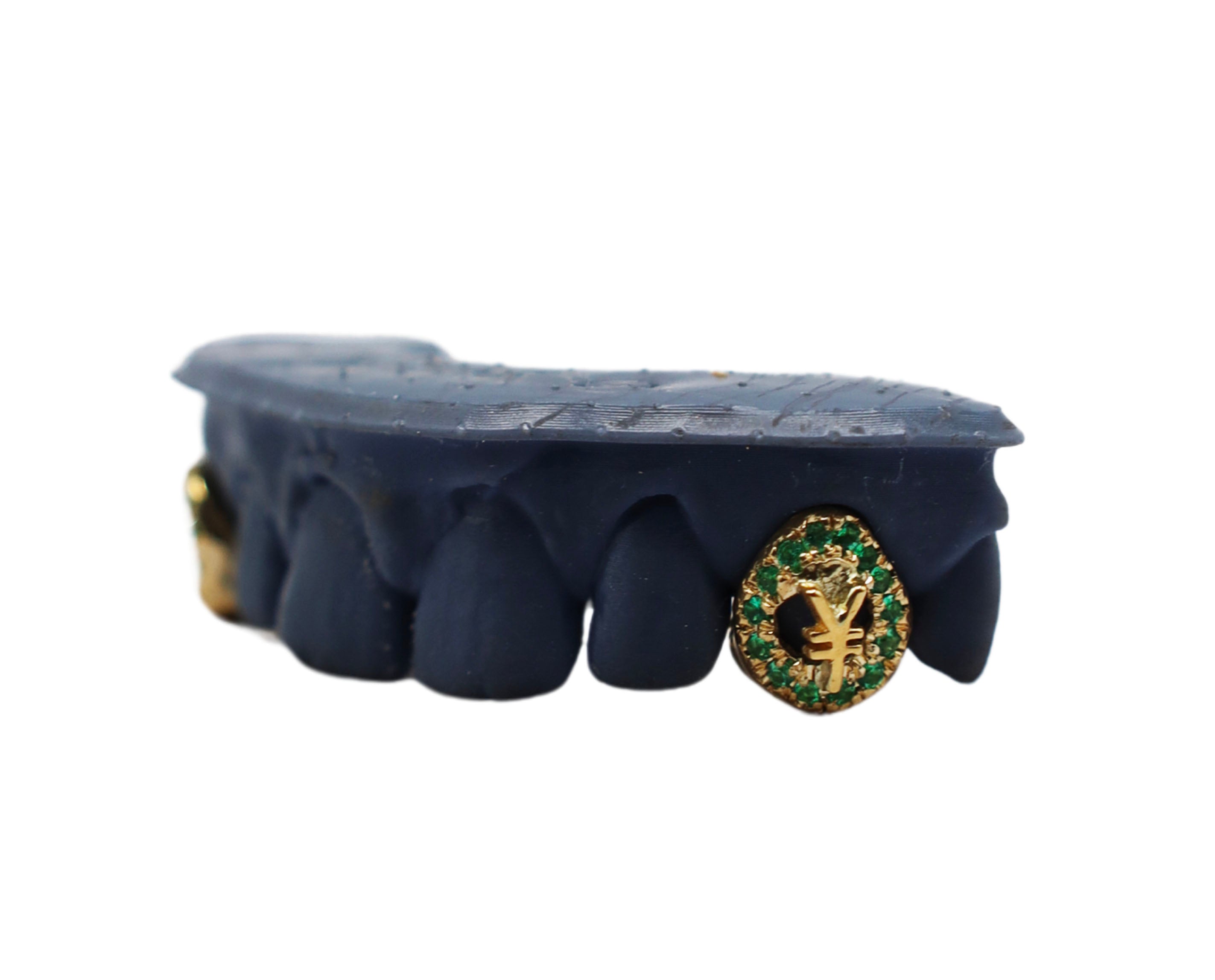 Emerald Fang Grillz With Yen Charm - Luxe Grillz